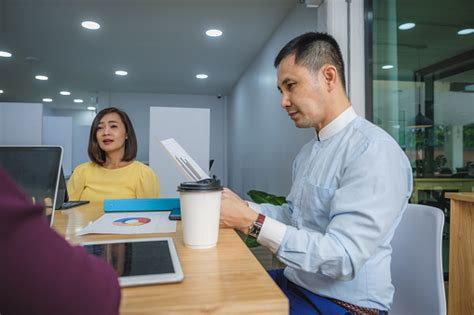 현대 사무실에서 함께 일하고 새로운 프로젝트에 대해 논의하는 아시아 사람들 동료들 3 명에 대한 스톡 사진 및 기타 이미지
