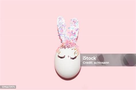 귀여운 부활절 토끼 모양 계란 눈과 빛나는 반짝이와 색종이 귀 4월에 대한 스톡 사진 및 기타 이미지 4월 개념 귀 부분 Istock