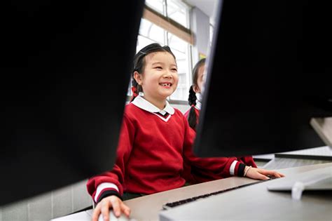 실험실에서 데스크톱 Pc를 사용하여 친구와 여학생 교실에 대한 스톡 사진 및 기타 이미지 교실 아이 2명 Istock