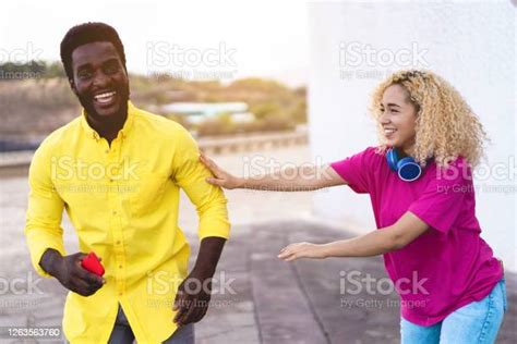 다인종 커플 은 도시 투어에서 야외에서 즐거운 시간을 보내고 사랑 패션 및 관계 개념 여성의 얼굴에 주요 초점 거리에 대한 스톡 사진 및 기타 이미지 Istock