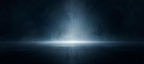 어두운 빈 거리 진한 파란색 배경 빈 어두운 장면 네온 라이트 스포트라이트 아스팔트 바닥과 연기가있는 스튜디오 룸이 내부 질감을 떠 올립니다 야경 명예의 전당 주제에 대한