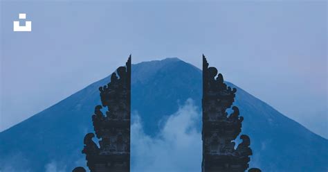 흰 구름 근처의 콘크리트 랜드 마크에 사이에 여자 사진 Unsplash의 무료 발리 섬 이미지