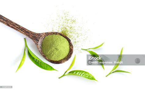 흰색 배경에 고립 된 나무 숟가락에 차 잎과 말차 분말 맨 위 보기 0명에 대한 스톡 사진 및 기타 이미지 0명 마실 것 마카차 Istock