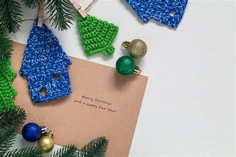 제작된 크리스마스 크로 셰 뜨개질 화환 인사말 카드 싸구려 가문비 나무 가지 통하고 있는 하얀 배경에 평면도 공간을 복사합니다 0명에 대한 스톡 사진 및 기타 이미지