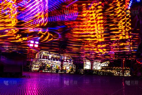 游乐园设施 水平画幅 夜晚 无人 运动模糊 旅游嘉年华 摄影 照亮