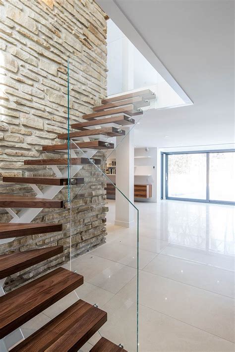 Escalera Con Paredes De Piedra