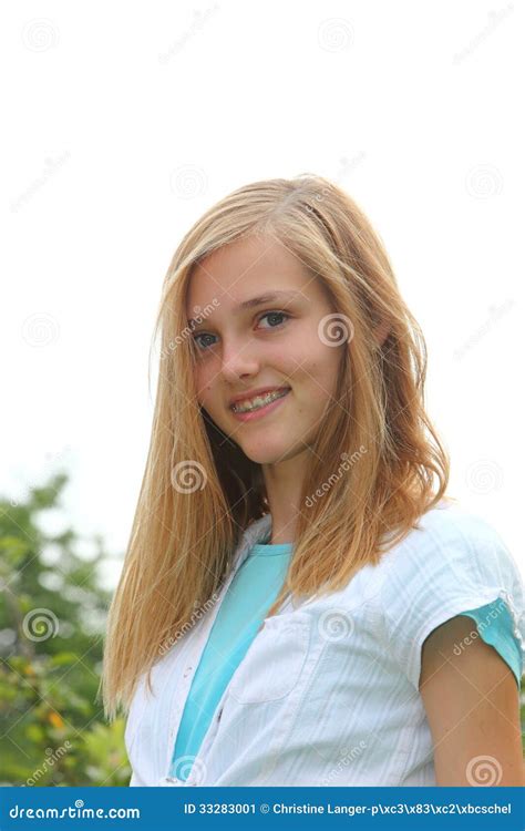 Привлекательный девочка подросток с зубоврачебными расчалками Стоковое Изображение изображение