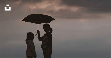 밤 시간 동안 언덕에 소녀 앞에 서 있는 우산을 들고 있는 여자의 실루엣 사진 Unsplash의 무료 어머니의 날 이미지