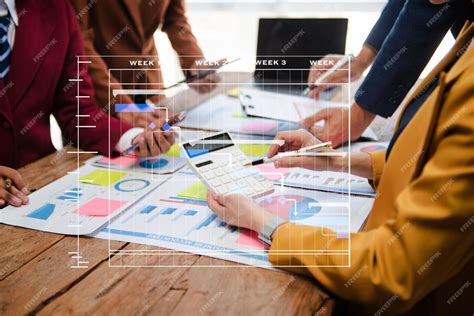 Gerente De Proyecto Trabajando Y Actualizando Tareas Con Hitos Planificación De Progreso Y