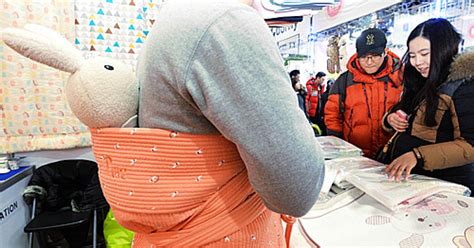 전통육아 열풍 천 포대기로 체온 나누세요