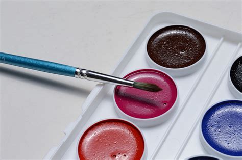 팔레트와 브러시로 그리기위한 여러 가지 색상 페인트 라이트 백클로즈업 0명에 대한 스톡 사진 및 기타 이미지 0명 기울어진 다양 Istock