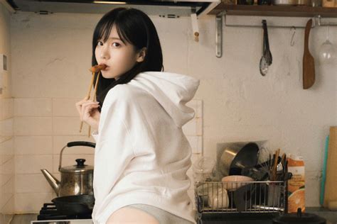 けんけん、お尻丸出しパーカー同棲彼女の「つまみぐい」ショット グラッチェ