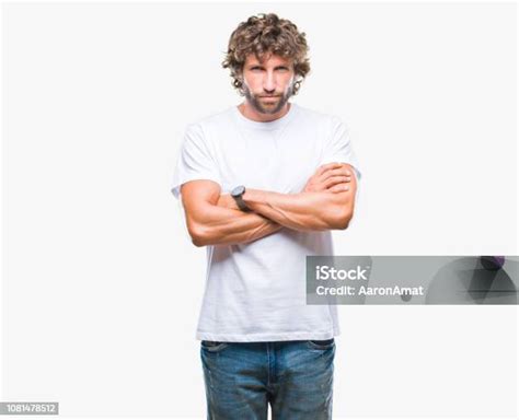 격리 된 배경 회의론 및 교차 팔과 얼굴에 긴장 Disapproving 식 잘생긴 히스패닉 모델 남자 부정적인 사람입니다 감정에 대한 스톡 사진 및 기타 이미지 Istock