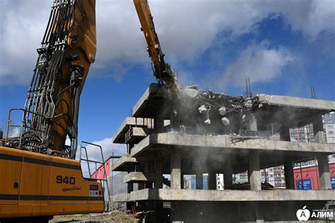 УИХ ын гишүүн асан Л Балдан Очирын барилгыг нурааж байна