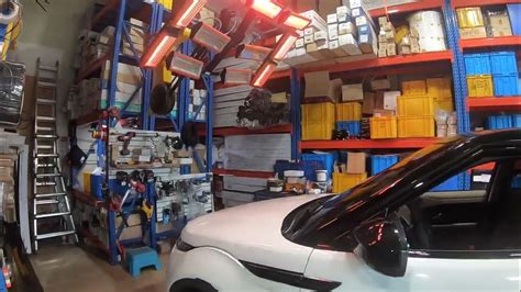 레인지로버 이보크 파손된 앞유리교체와 후진시 후깜모듈 전장 설치입니다 관련 설치과정이나 정보는 설명란의 블로그 링크를 참고하시면 됩니다 Youtube