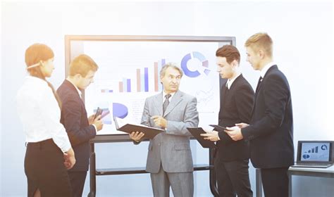 관리자는 비즈니스 팀과 함께 금융 프레 젠 테이 션을 설명 합니다 개념에 대한 스톡 사진 및 기타 이미지 개념 경영자 계획 Istock