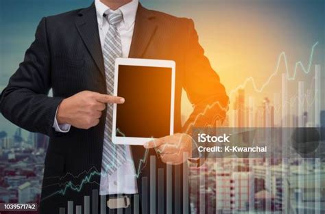 도시에 대한 막대 그래프로 디지털 태블릿을 가리키는 사업가의 이중 노출 가리키기에 대한 스톡 사진 및 기타 이미지 가리키기 기업 비즈니스 남자 Istock
