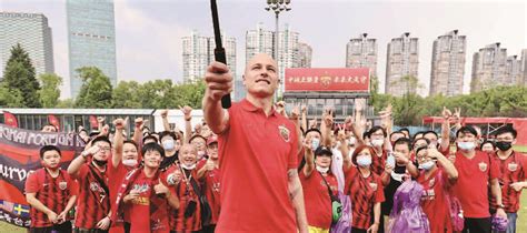 穆伊中文领喊上港助威口号 劳动报