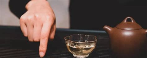 喝茶敲桌子三下还是两下 业百科