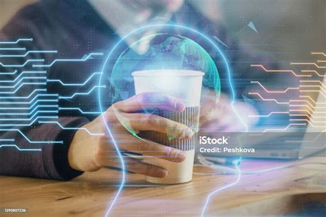 뇌 테마 홀로그램 컴퓨터 배경을 가진 사업가 브레인 스토밍의 개념 다중 노출 개념에 대한 스톡 사진 및 기타 이미지 개념