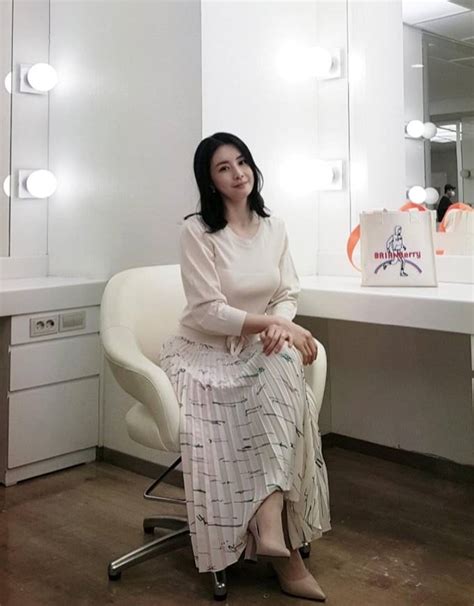 패션엔 최정윤 오랜만의 외출 우아한 재벌가 며느리룩 변한게 없네