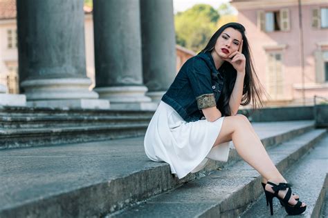Девушка в белом платье сидит на ступеньках обои для рабочего стола картинки фото