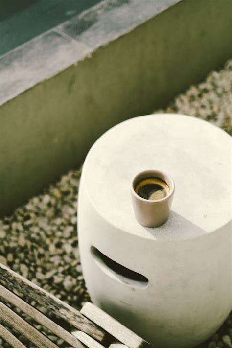 집 밖의 가구 거친 건축 고요한 그림자 기쁨 긴 검은 색 단순한 도시의 디자인 라이프스타일 먼지 미니멀 미니멀리스트 베이지 부드러운 빛