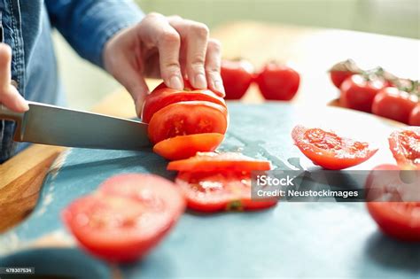 Closeup Dipotong Gambar Wanita Memotong Tomat Foto Stok Unduh Gambar Sekarang Bagian Dari