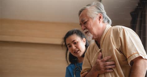 건강 보험 개념 전문 의사의 건강 검진 및 간호사의 지원을 위해 병원에 거주하는 노인 환자 노인을위한 의학 건강 관리 사진 Unsplash의 심장 마비 이미지