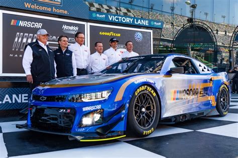 24 Heures Du Mans La Livrée De La Chevrolet Camaro Zl1 Nascar Du Garage 56 Les Voitures