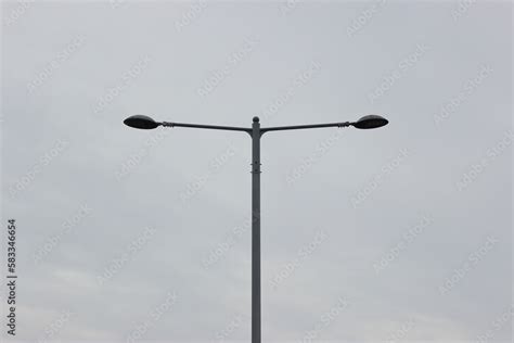 도로와 길거리를 밝혀주는 가로등 Stock Foto Adobe Stock