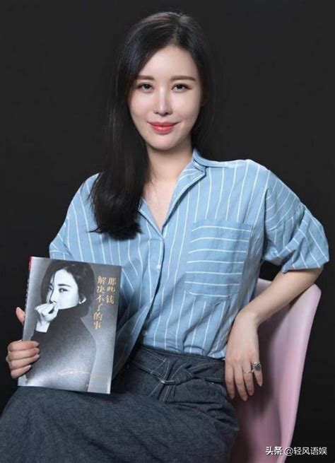 王石攜小30歲嬌妻田朴珺甜蜜同框看展，一路緊摟對方盡顯恩愛寵溺 每日頭條