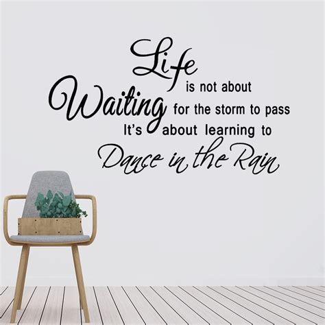 인생은 폭풍이 지나갈 때까지 기다리는 것이 아니라 비 속에서 춤추는 법을 배우는 것에 관한 것입니다 벽 스티커 Pw503