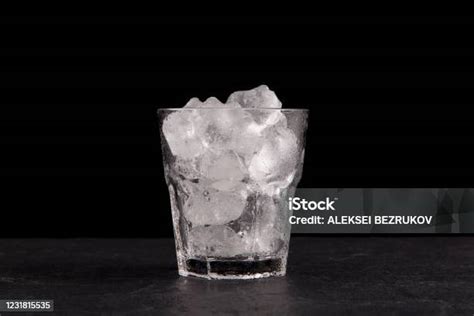 투명 한 유리에 얼음 조각 다크 스톤 조리대 검은 색 배경 복사 공간 유리잔에 대한 스톡 사진 및 기타 이미지 유리잔 얼음 각얼음 Istock