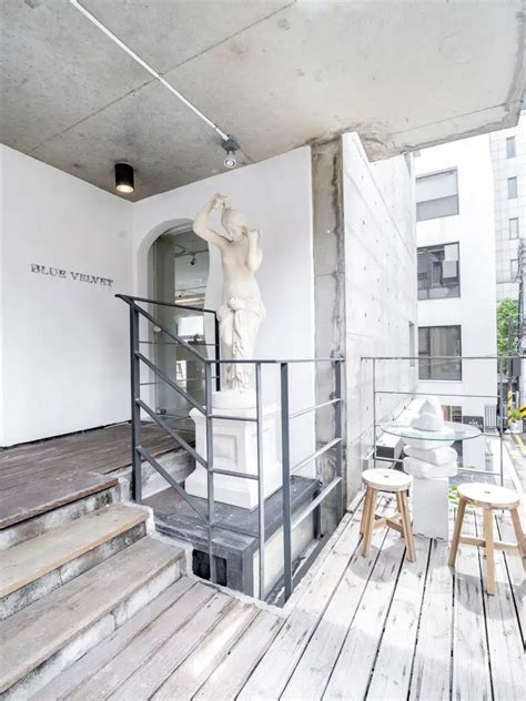 깨끗한 화이트톤 모던 앤틱 컨셉으로 꾸민 30평 브런치 카페 인테리어 강남구 신사동