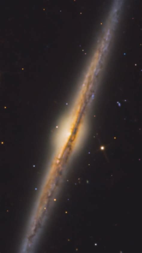 스루 외계은하의 은하수를 찍어봅니다 지구로부터 4200만광년 떨어진 바늘은하는 정확히 은하의 측면이 보이는 Edge On 은하인데요 그 모습이 마치 은하수의 축소판