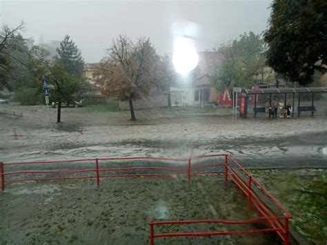 Силно невреме со град во Скопје има и штети фото видео Независен