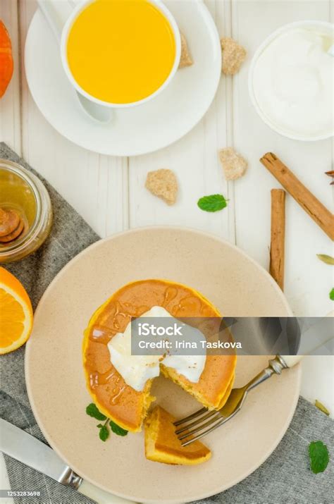 흰색 나무 배경에 꿀과 휘핑 크림 접시에 매운 호박 팬케이크의 스택 소박한 스타일 향기로운 가을 아침 식사 할로윈 아침 식사 0명에 대한 스톡 사진 및 기타 이미지 Istock