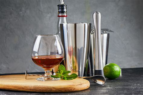 칵테일을 만들기 위한 실버 식기 바 액세서리 세트 대리석 배경에 보스턴 셰이커 지거 스트레이너 숟가락 유리 민트 잎 및 라임 믹서기에 대한 스톡 사진 및 기타 이미지