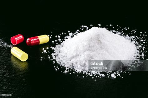 캡슐 및 마운트 크리스탈 시안화 칼륨 또는 시안화 칼륨은 매우 독성이 강한 화학 화합물 독입니다 약품 캡슐에 대한 스톡 사진 및 기타 이미지 Istock