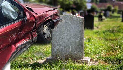 ЗРЕЛИЩЕН ЕКШЪН Мъж се вряза в гробище с колата си СНИМКИ Крими Телеграф
