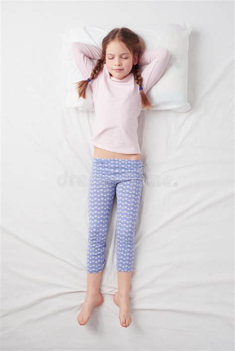 Взгляд сверху маленькой милой девушки спать в солдате Стоковое Изображение изображение