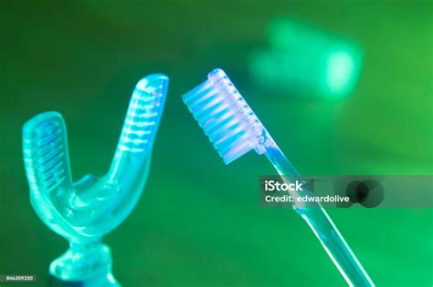 교정 되는가 괄호 및 Aligners 치과 브래킷 Aligner 가속기 진동기 건강관리와 의술에 대한 스톡 사진 및 기타 이미지 건강관리와 의술 구별하기 힘든 모던