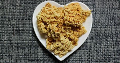 초간단 야식 전자렌지로 바삭한 라면땅 만들기