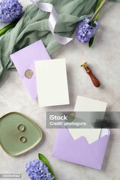 우아한 결혼식 편지지 콘크리트 돌 배경에 자주색 색상으로 설정 플랫 레이 평면도 0명에 대한 스톡 사진 및 기타 이미지 0명 Rsvp 개념 Istock