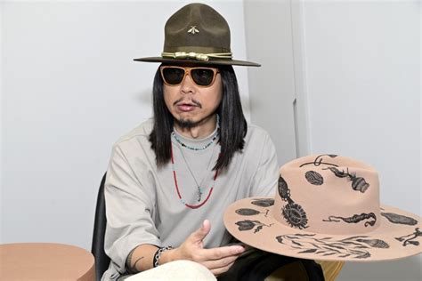 名音樂人王雙駿靚帽珍藏全公開！有頂全球獨有 為陳奕迅火燒帽最有味道丨星級品味 星島日報