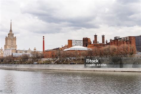 러시아 모스크바의 모스크바 강 둑에 있는 붉은 벽돌 벽 공장과 호텔 우크라이나 또는 래디슨 로얄 호텔 하나는 스탈린 고층 빌딩으로 알려진 모스크바에서 유명한 일곱 건물 7에