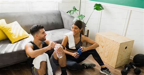 유산소 운동 후 휴식을 취하고 물을 마시는 쾌활한 운동 파트너 사진 Unsplash의 홈 인테리어 이미지