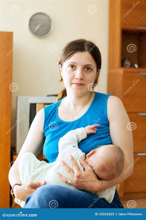 Madre Que Chupa Al Bebé Mitad Año Viejo Imagen De Archivo Imagen De