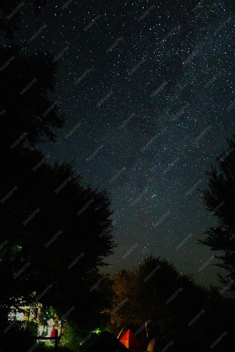 Camp De Tentes De Touristes Sous Un Ciel étoilé Incroyable Avec Voie Lactée Et étoiles Dans Les